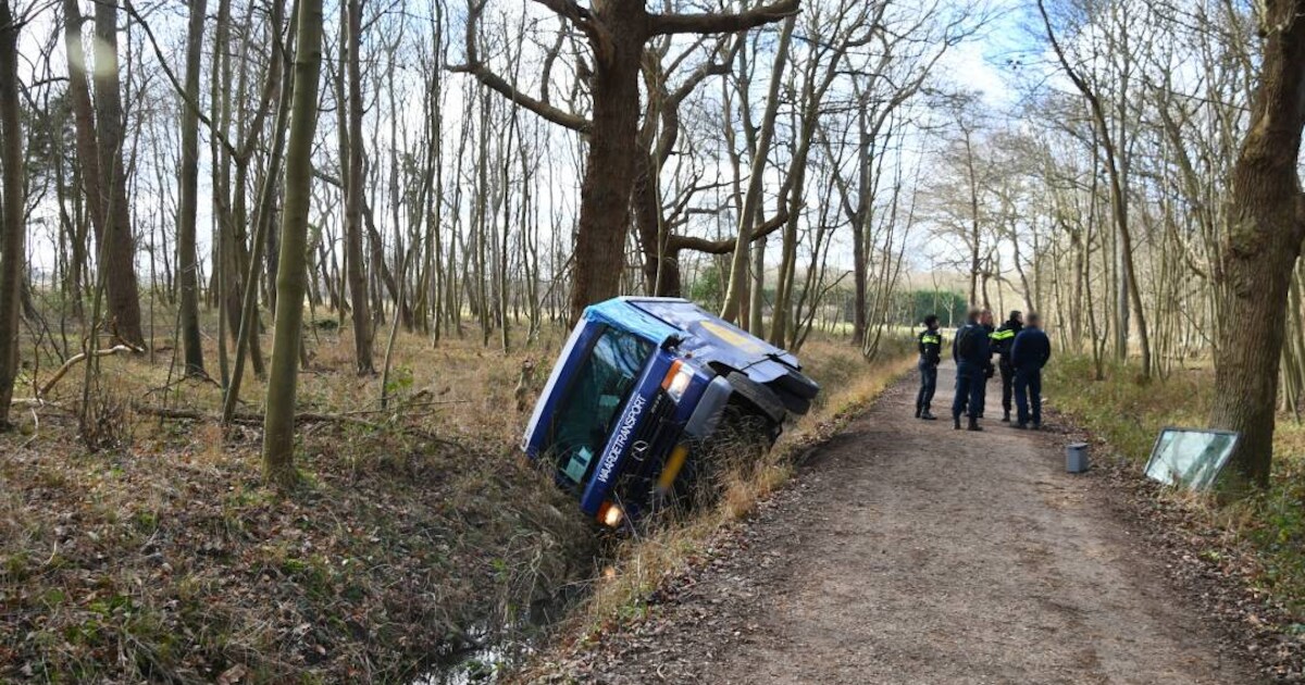 Waardetransportauto volgt navigatie en belandt in sloot Oostkapelle ...