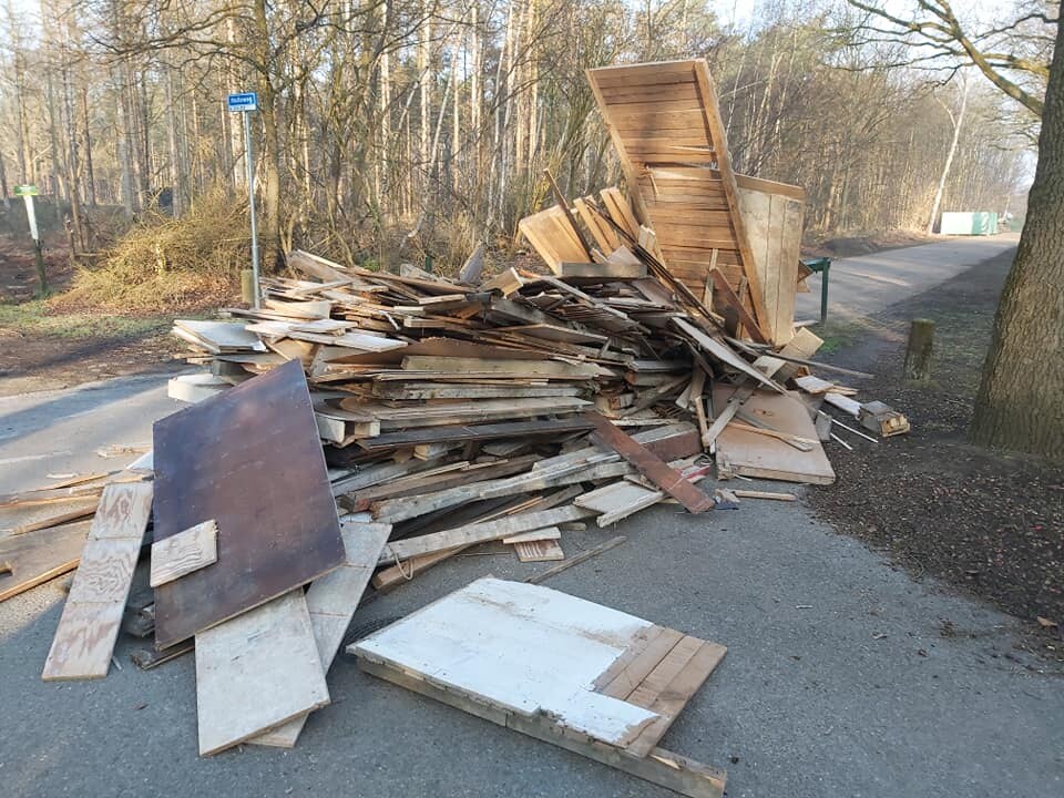 Volledig duivenhok gedumpt voor ingang Bergse begraafplaats: ‘Dit is ...