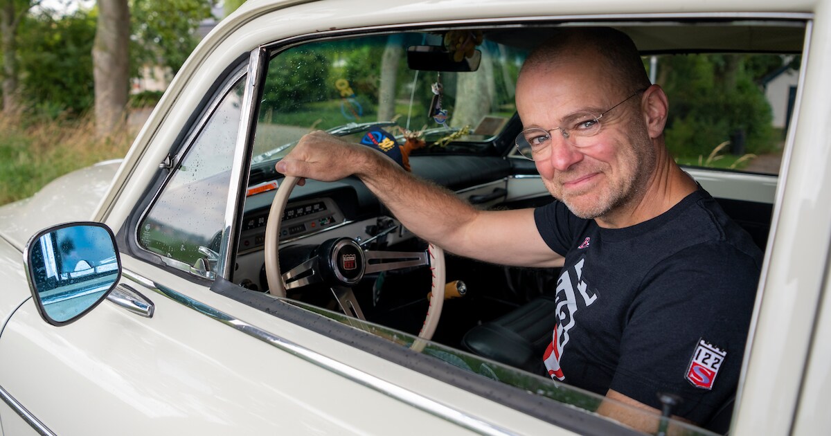 Peter reed met zijn Volvo Amazon 80 kilometer per uur in zijn garage ...