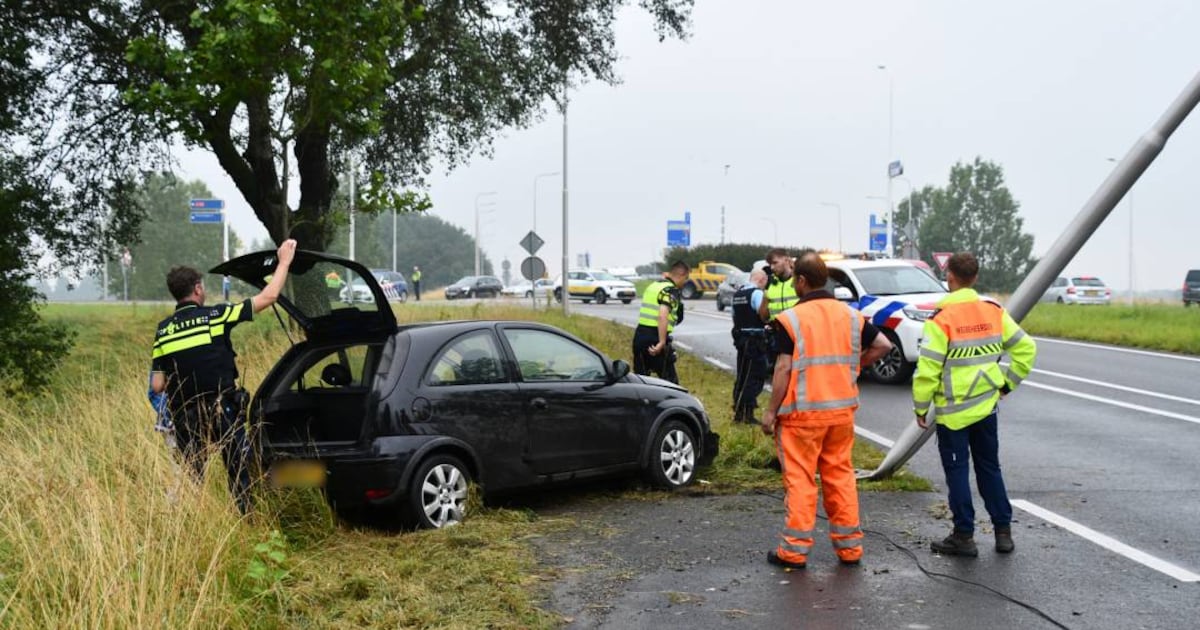 Automobilist zonder rijbewijs en mogelijk onder invloed van drugs rijdt een lantaarnpaal om ...