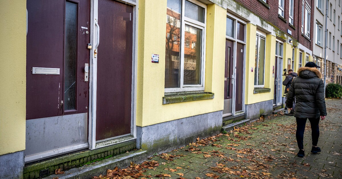 Omwonenden geschokt na vondst van man, die al jaar dood op de bank lag ...