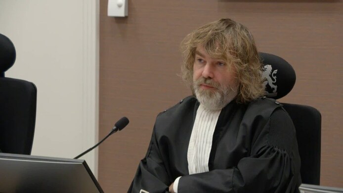 KIJK | Richard K. reageert in rechtszaal op twee Weiteveen-moorden ...