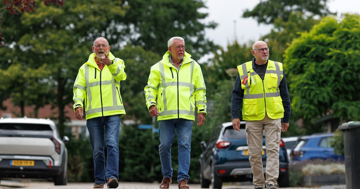 Al tien jaar bewaken de inwoners van dit dorp hun eigen straten ...