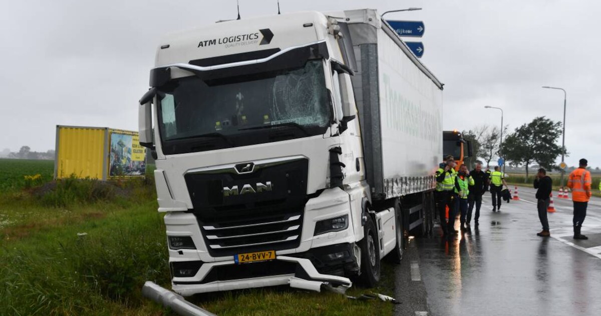 Twee vrachtwagens botsen op elkaar op N57 | Schouwen-Duiveland | PZC.nl