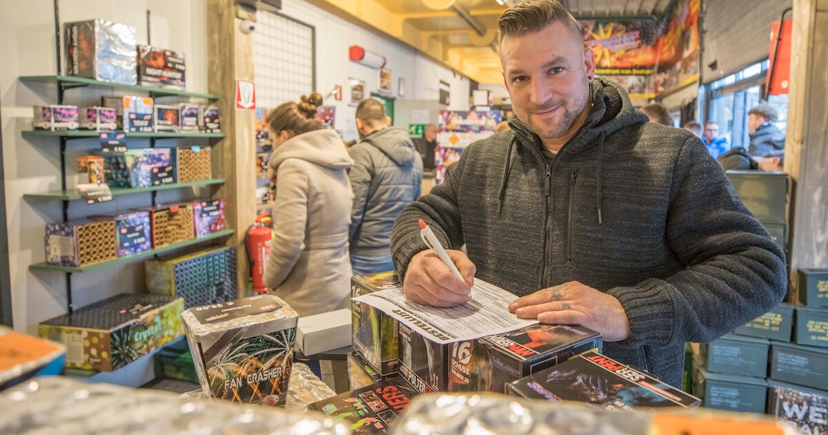 De vuurwerkpotten vliegen over de toonbank bij Vuurwerkpaleis Zeeland ...