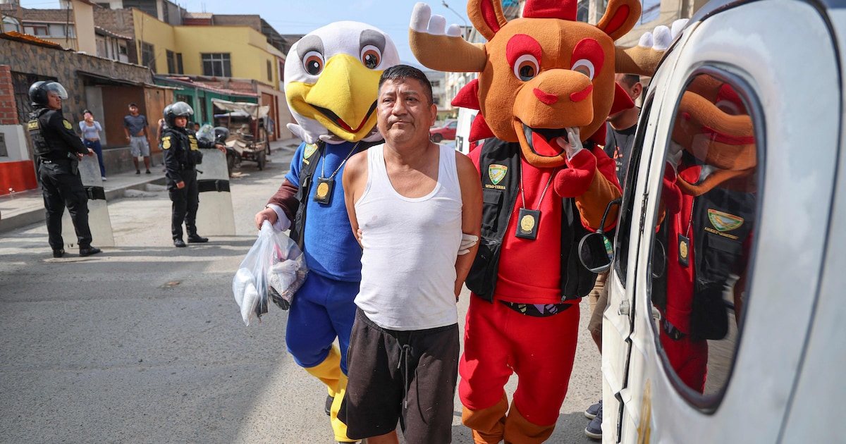Politie Peru gebruikt opmerkelijke truc bij inval: ‘WK-mascottes ...