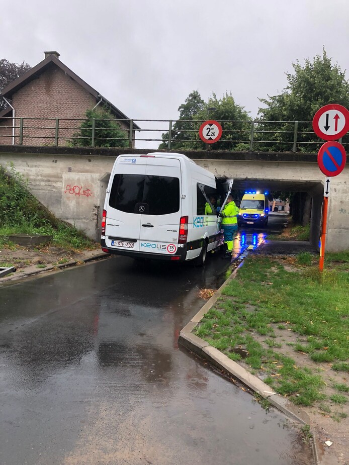 Busje rijdt zich vast onder ‘beruchte’ brug: inzittenden met beperking ...