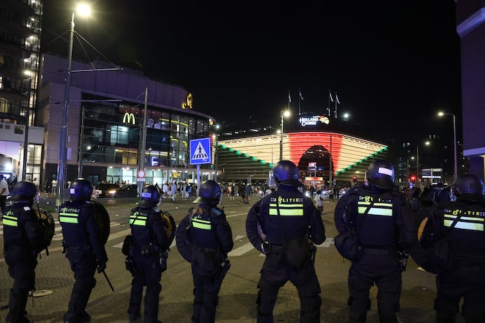 Geen aanhoudingen na rellen Scheveningen: ‘Dit kan niet, ze moeten ...