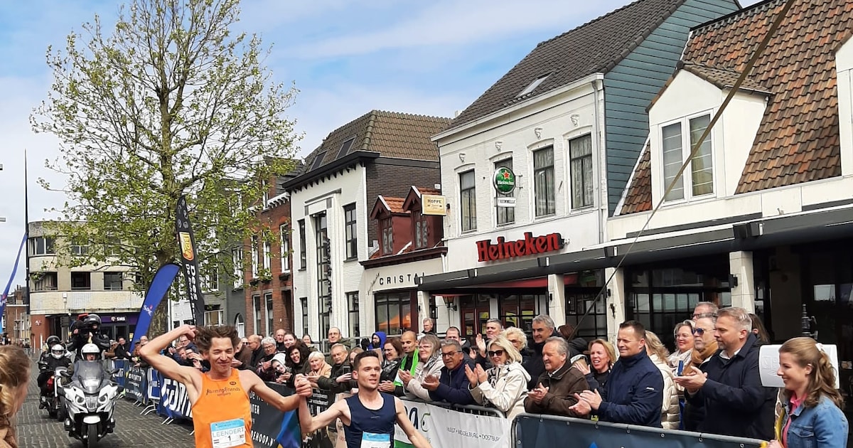 Van Zetten en Van der Lugt finishen hand in hand bij Marathon Zeeuws ...