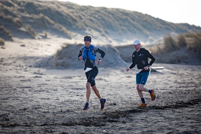 Wouter de Vries wint Bosbokkentrail, ondanks kramp in laatste 10 ...
