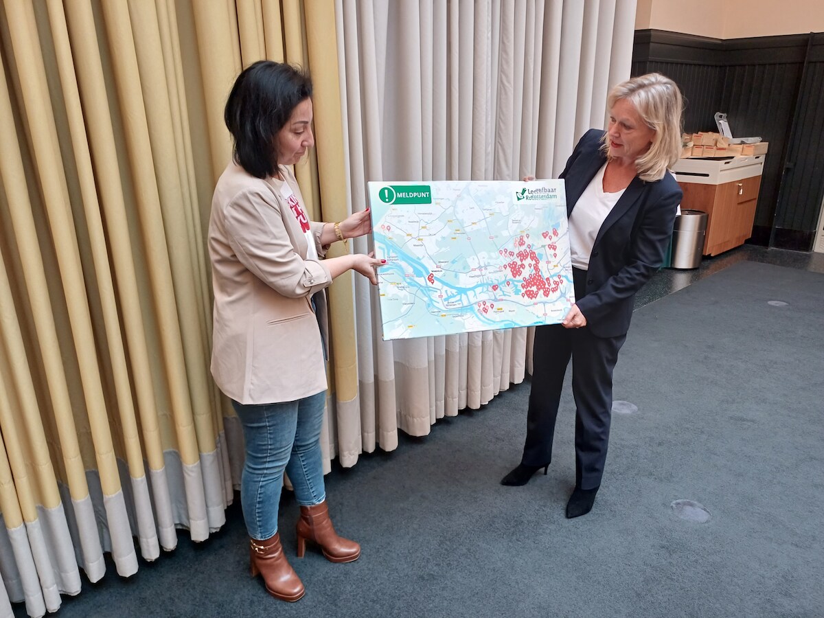 Raadslid in tranen wanneer bewoner vertelt over schimmelproblemen: ‘De ...