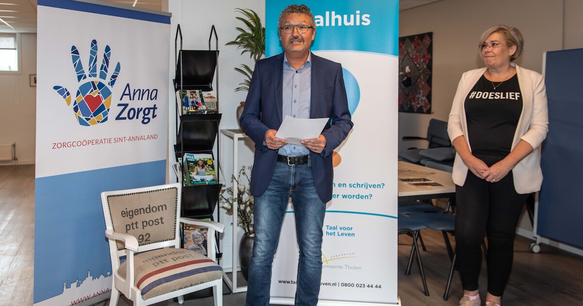 Postcafé Sint-Annaland helpt mensen met lezen van moeilijke brieven ...