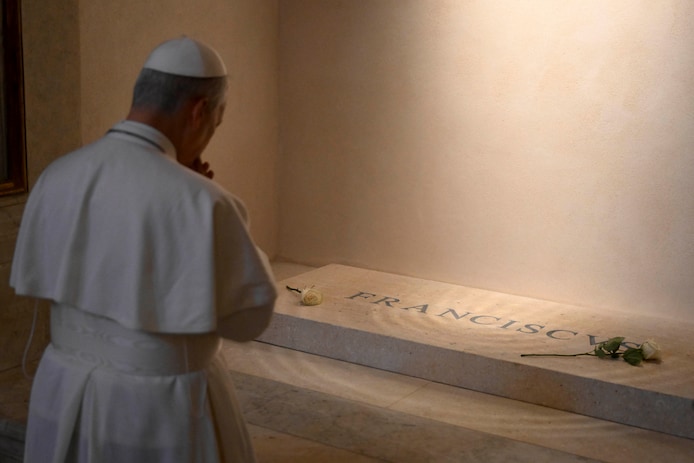 Nieuwe paus verklaart keuze voor de naam Leo en bezoekt graf van ...