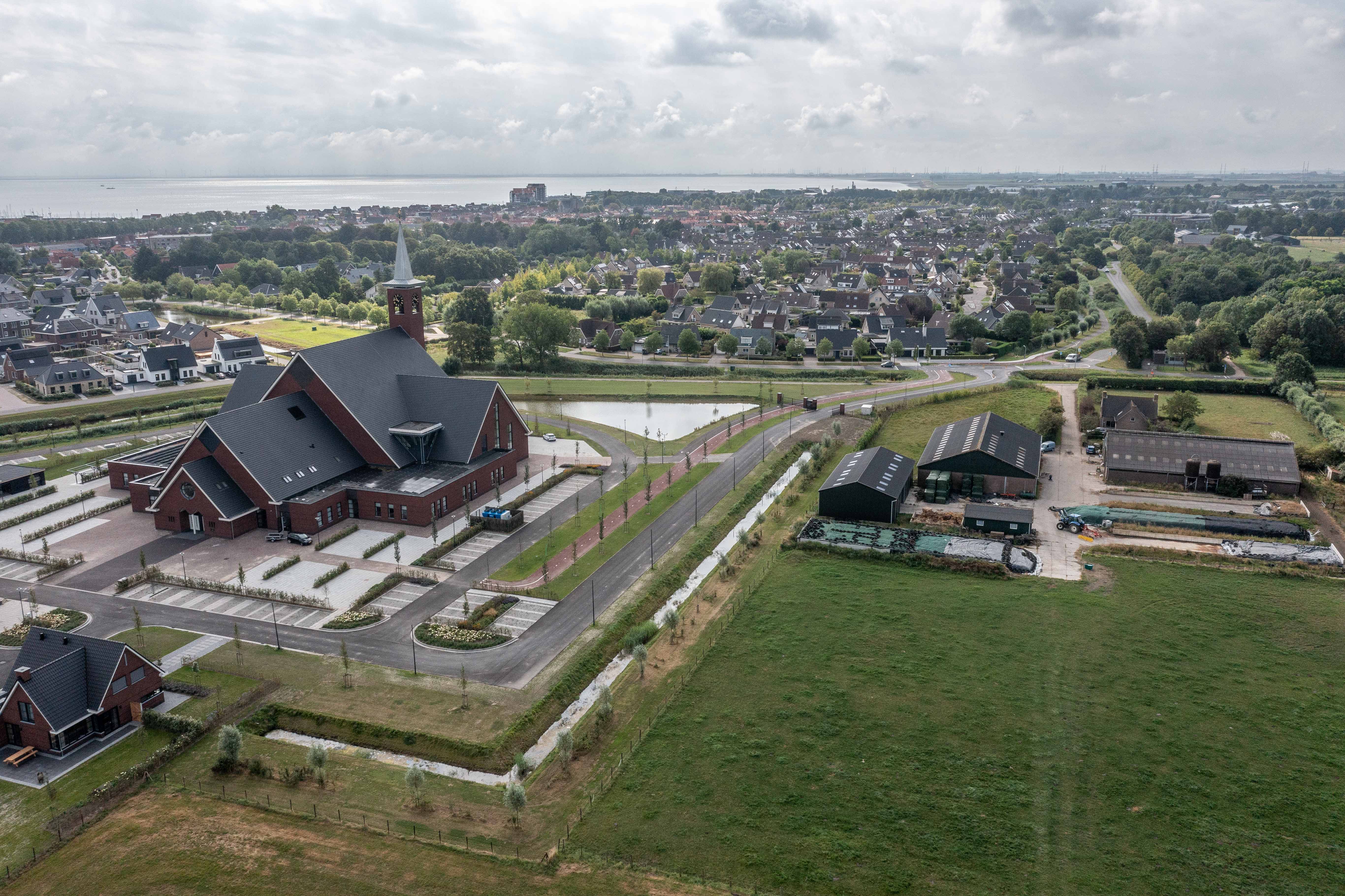 Megakerk Yerseke, grootste kerk van Zeeland, roept gemengde gevoelens ...