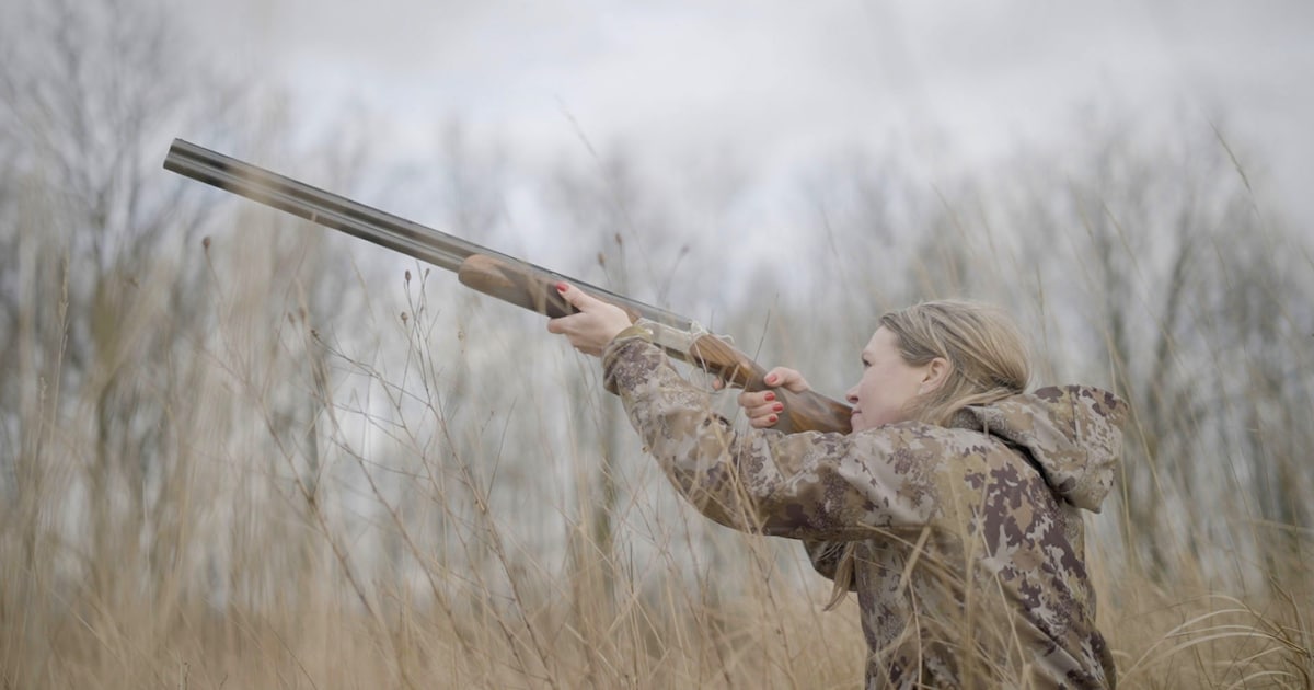 ‘Jager Debby kan ’s ochtends haar vijf Spaniël-puppy’s knuffelen en dezelfde dag een vos met ...