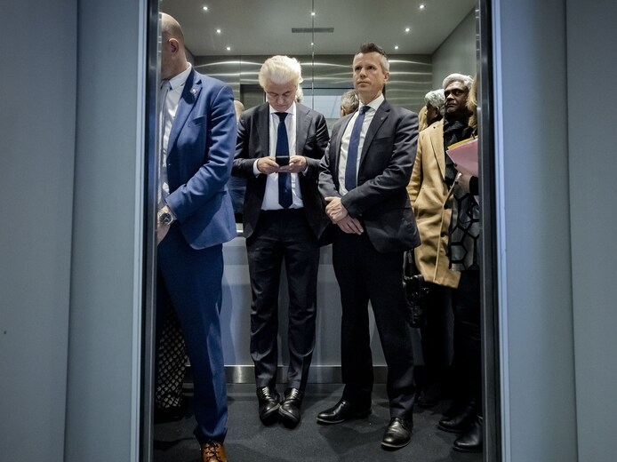 Gele kaart voor Faber en dat gaat tot discussie leiden in kabinet | Politiek | pzc.nl