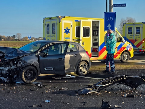 Veel schade bij harde botsing tussen twee auto's op N217 in Maasdam ...