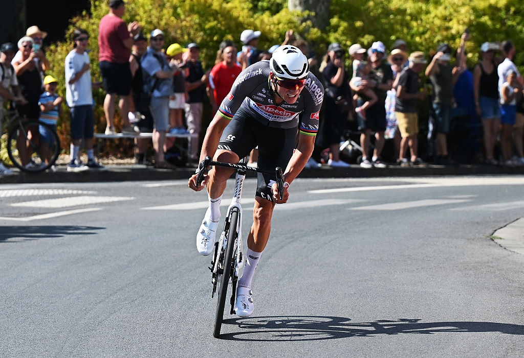 Mathieu van der Poel schrijft na monsterlij­ke aanval van 173 kilometer ...