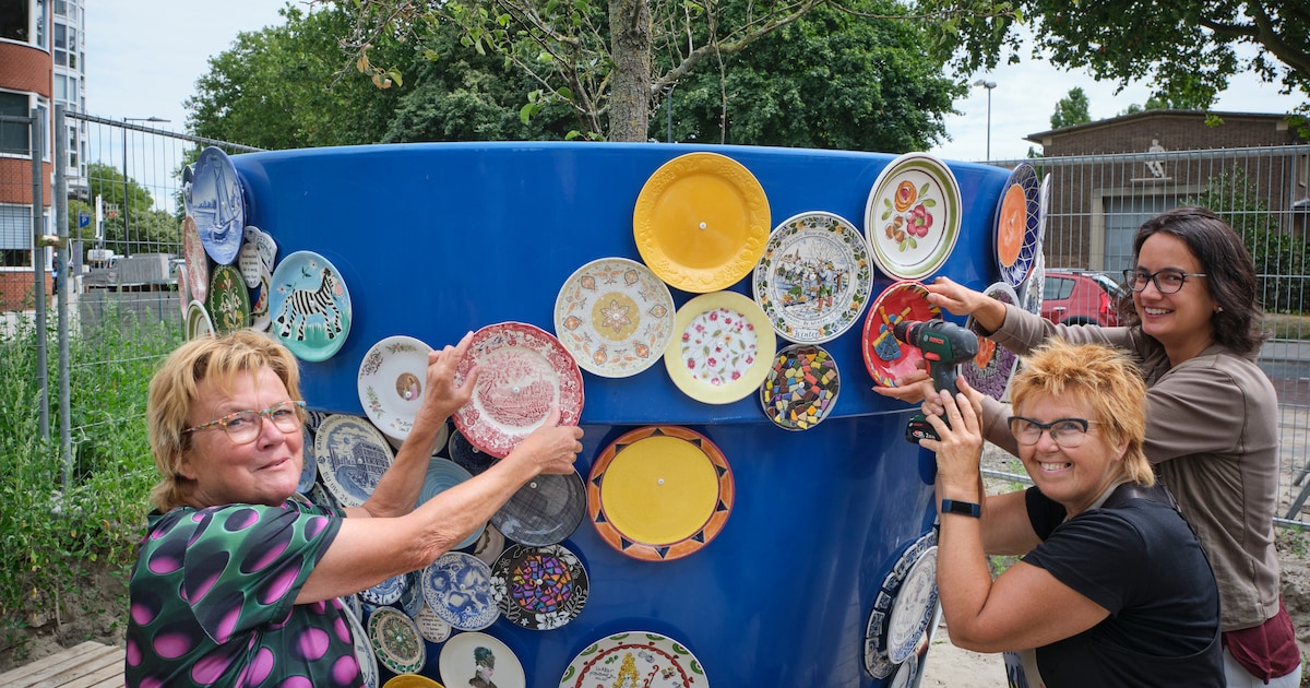 Bonte serviesverzameling op de boompot in de wijk officieel geopend met ...