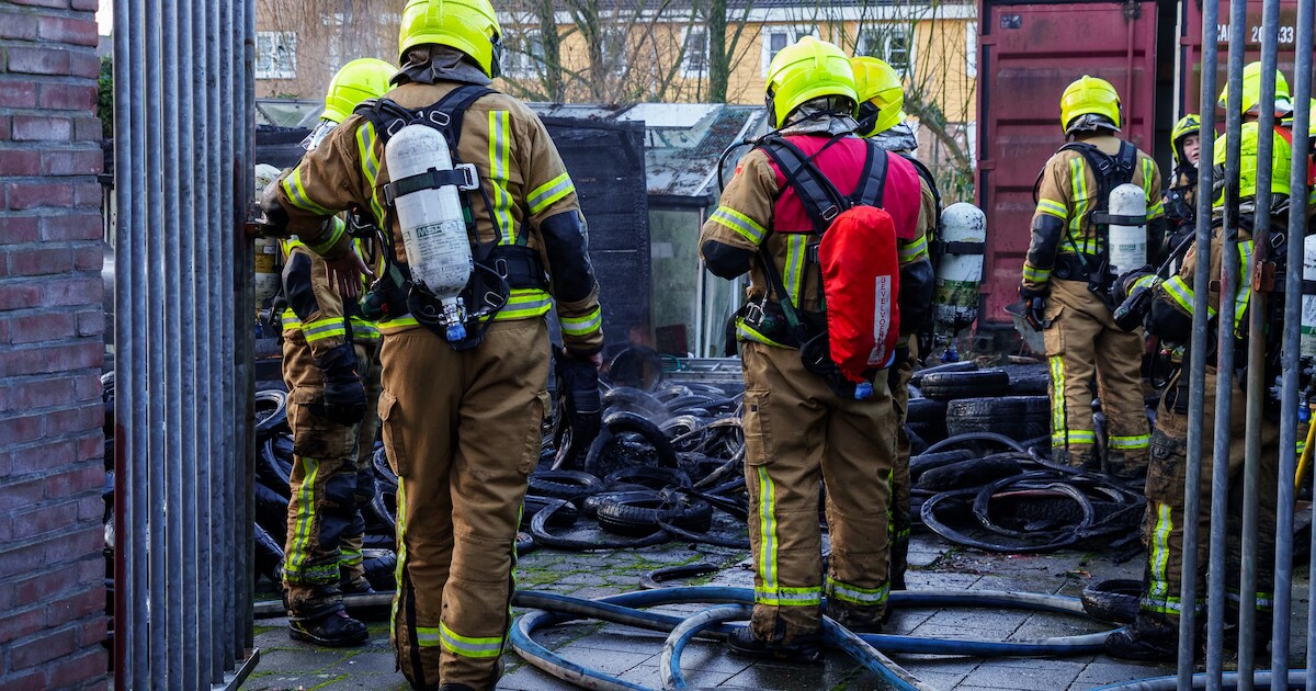 Veel rook door brand in opslag op Terbregseweg in Rotterdam - Oozo.nl