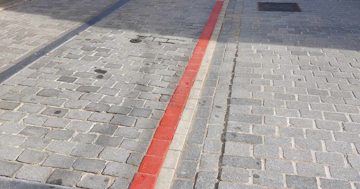 Rode belijning duidt parkeerplaatsen voor kortparkeren beter aan ...