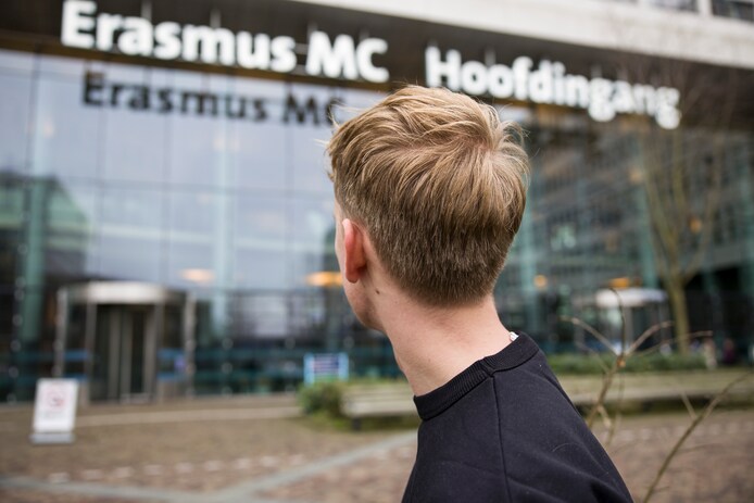 ‘Het is tijd, Jurgen’, hoort Jasper de Erasmusschutter zeggen voordat ...