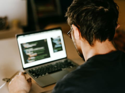Joris dacht dat een laptop van 3500 euro langer mee zou gaan, maar dat ...