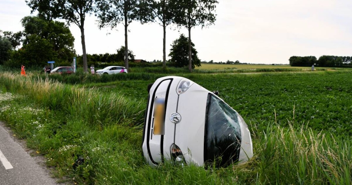 Auto over de kop na botsing op kruising Hogeweg bij Oud-Vossemeer ...