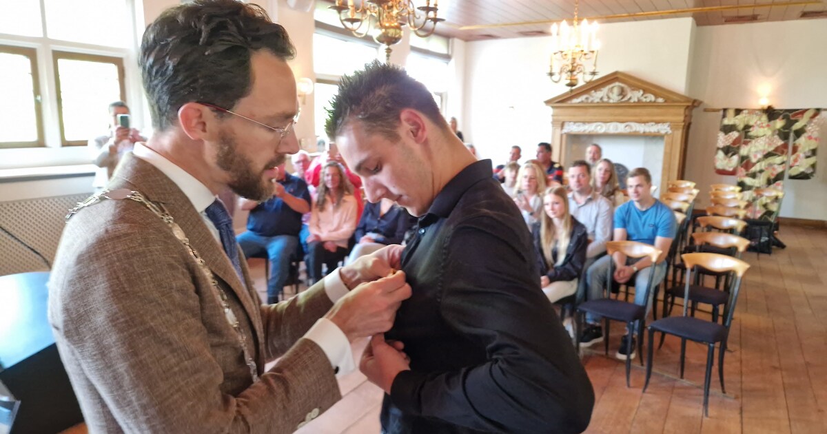 Bijzondere penning voor Lucas (20), die broertje en zusje uit ...