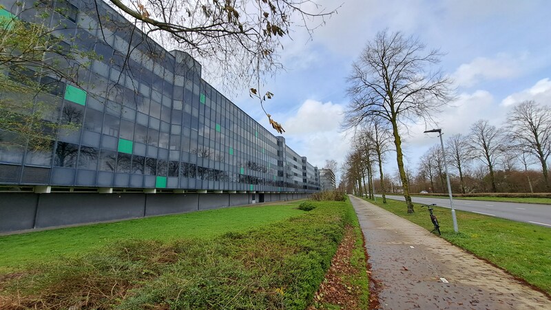 Flatbewoners in Terneuzen balen: glazen wand moet weg en dat kost hen ...