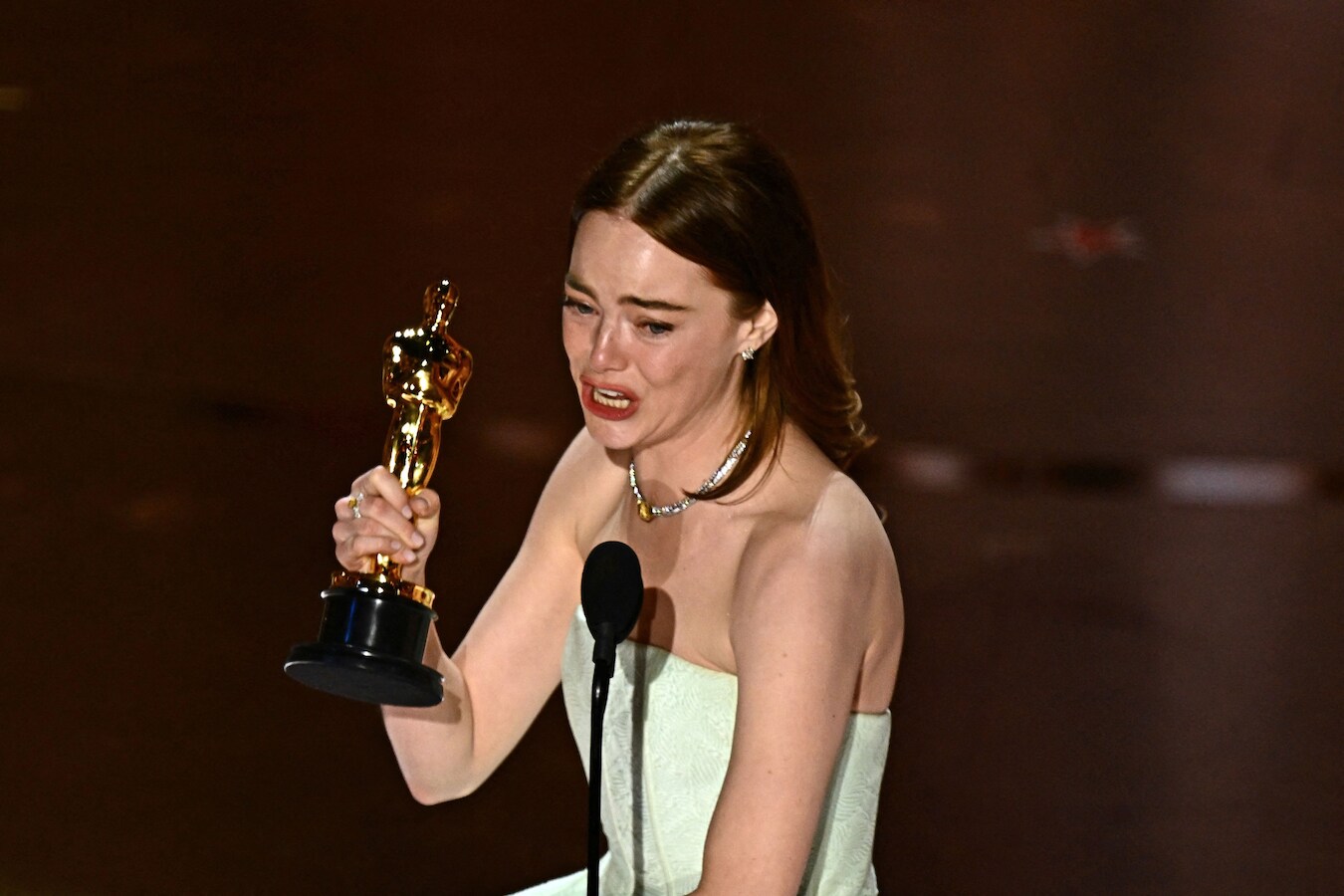 Dit waren de Oscars: Emo-Emma in een gescheurde jurk, een poedelnaak­te ...