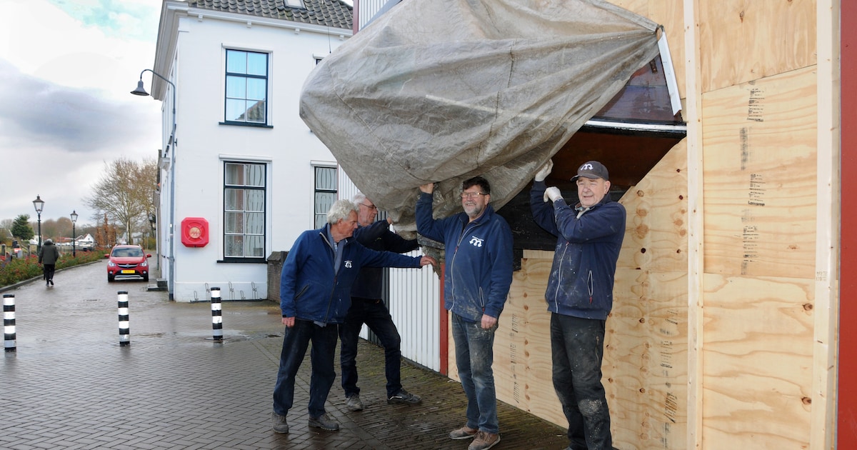 De kont van Vrouwe Adriana steekt voor even uit de gevel van de werf ...