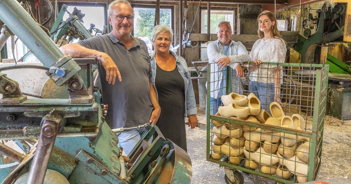 Film over klompenmaker Jaap Kramer, die wil stoppen maar niet kan: ‘Hun hele hebben en houwen ...