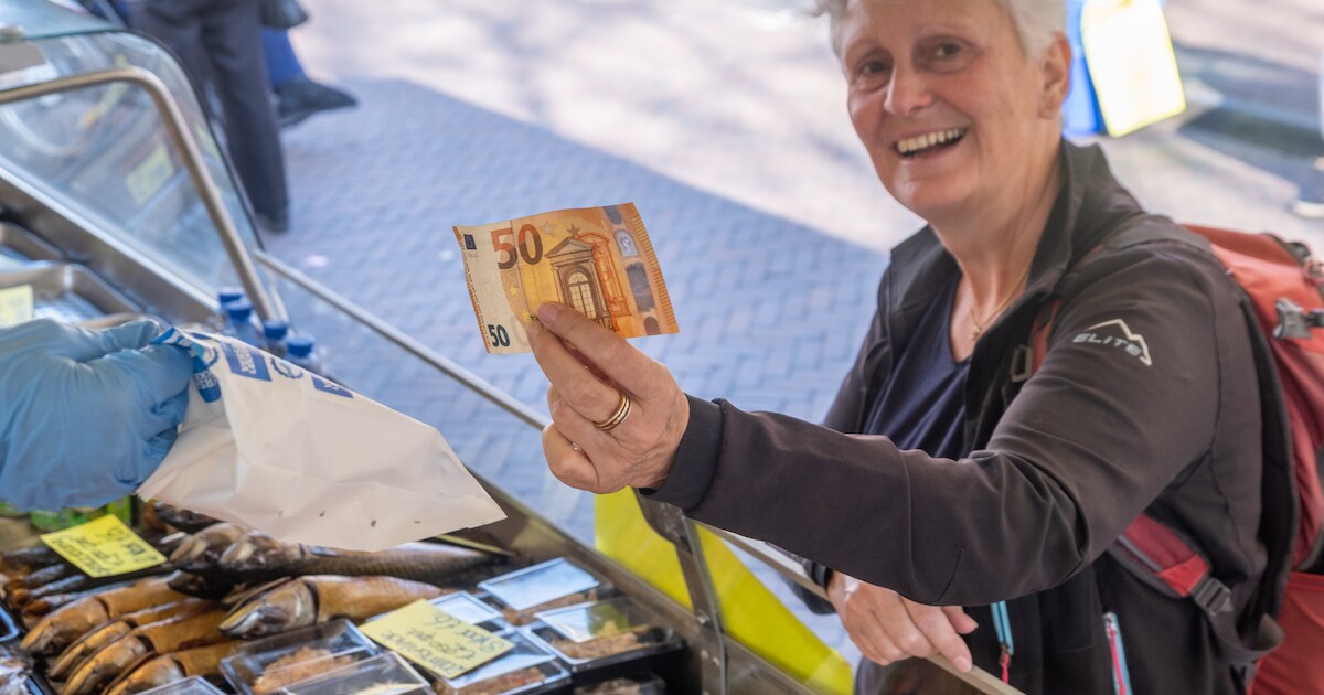 Pinnen? In Spakenburg betaalt bijna iedereen contant: ‘Je geeft veel ...