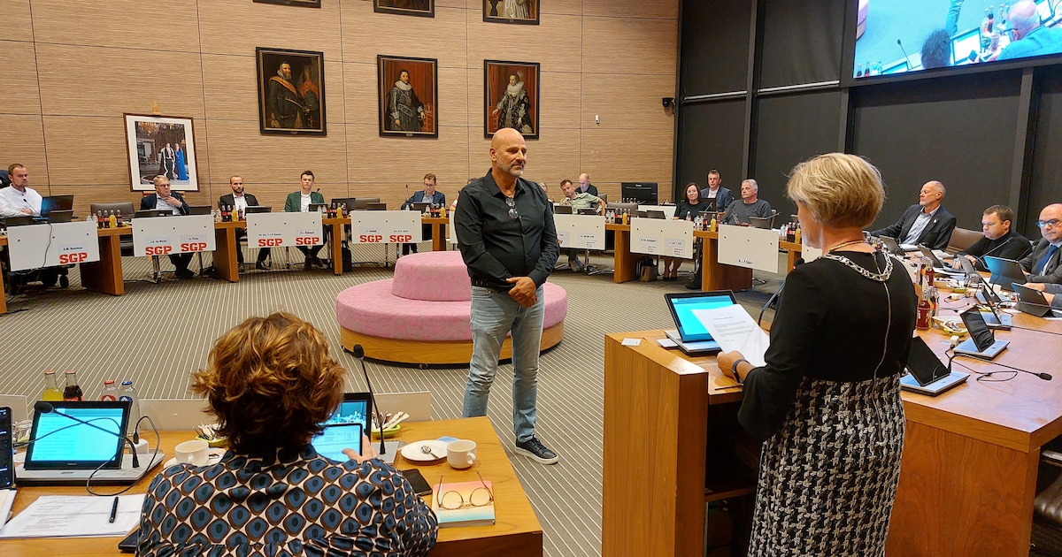 Politieman John van der Linde begint als raadslid in Tholen | Tholen ...