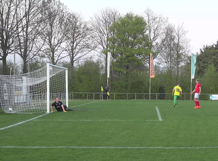 Een uur heen, hooguit een minuut voetballen en weer een uur terug: dit was de absurde avond van ...
