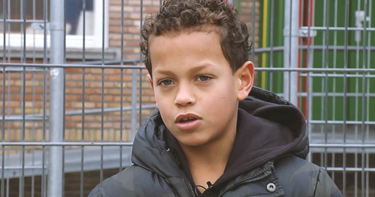 Als het niet regent is piepjonge Ajacied Ilai Grootfaam (7) buiten ...
