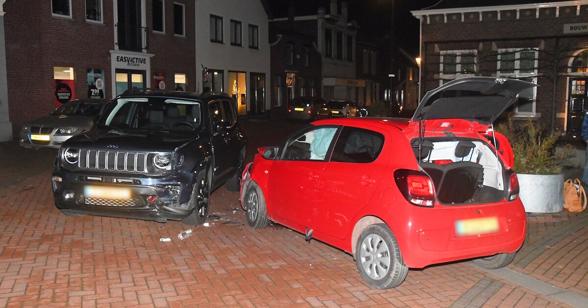 Frontale botsing op de Hoofdstraat in Kruiningen | Regio | PZC.nl