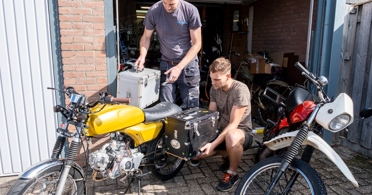 Mathijs en Roeland uit Souburg sleutelen hun weg door Europa op oude ...