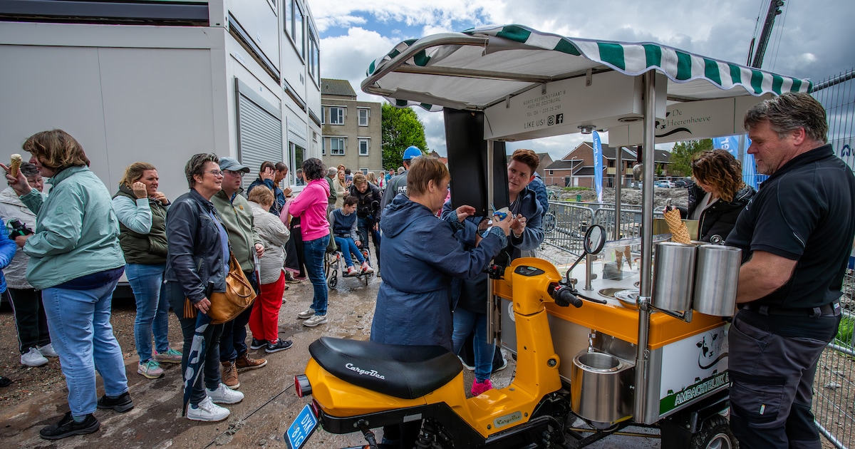 Met een ijsje tussen de buien door smaakt het startsein voor woningen ...