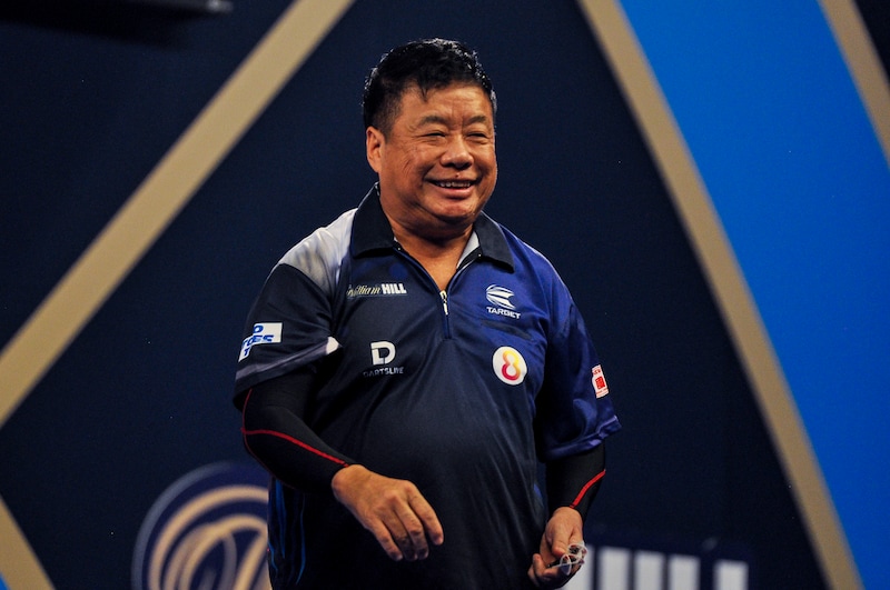 WK darts: van Paul Lim (71) tot eerste Keniaan ooit, dit zijn de ...