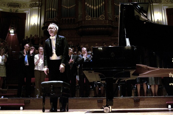 Wereldberoemde pianist Alfred Brendel (94) overleden | Show | pzc.nl