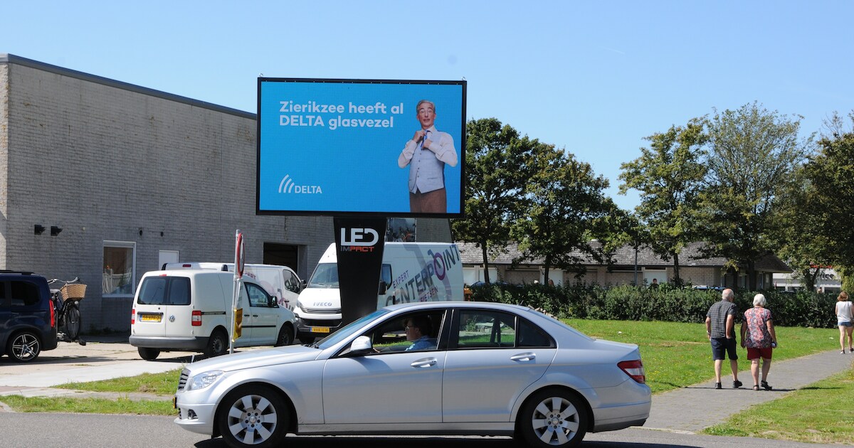 Klachten over LED-borden van Delta Fiber langs de weg: kabelaar zet ...