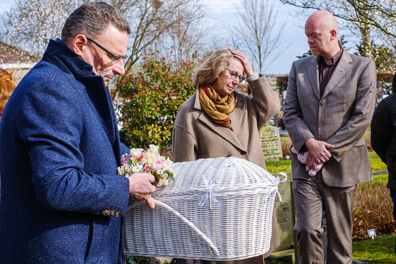 Levensverhaal van Lekbaby Mirjam voorgoed vastgelegd op graf: ‘Ze zit voor altijd in mijn hart ...