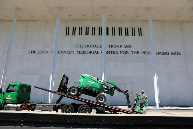 Na rel over naamsverandering: Kennedy Center laat naam Trump van gevel ...