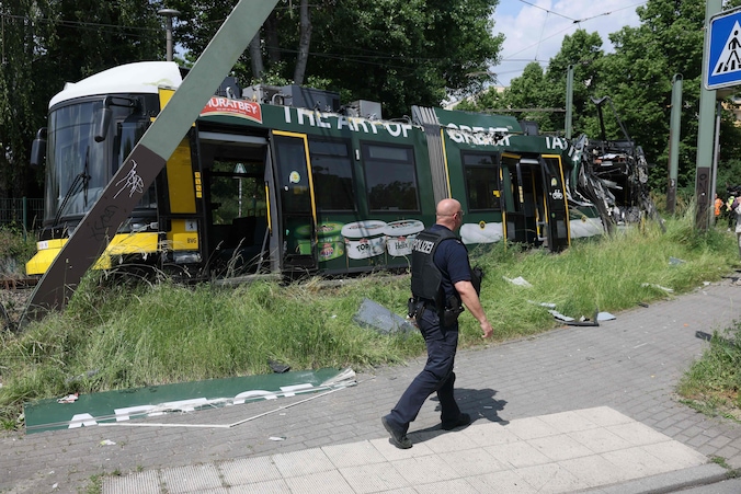 Twintig gewonden nadat tram ontspoort en tegen mast crasht in Berlijn ...