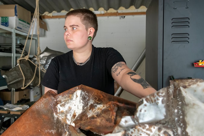 Noor slaat op staal tot het ‘gaat leven’: haar sculpturen laten zelfs ...