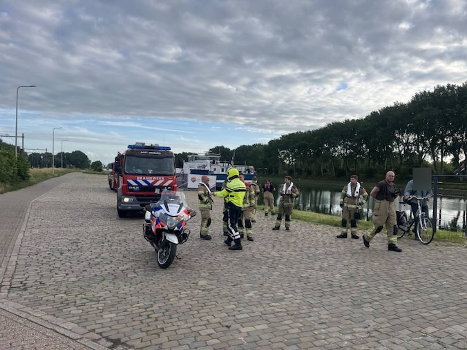Hulpdiensten op zoek naar persoon te water in Oost-Souburg ...