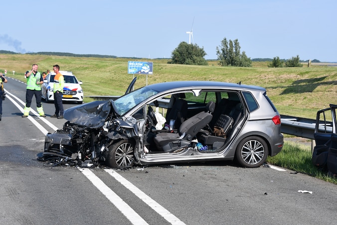 Persoon bekneld bij frontale botsing in Zierikzee, Zeelandbrug urenlang ...