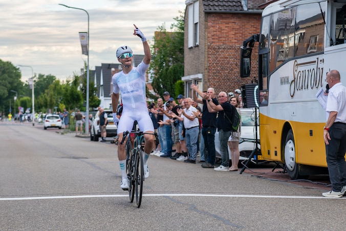 Toekomstig prof wint kermiskoers in Steen na lange solo, maar moet ...